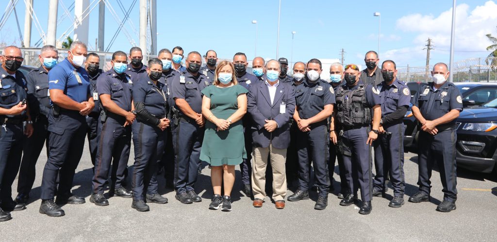 Gobernador anuncia un aumento mensual de $500 para oficiales ...