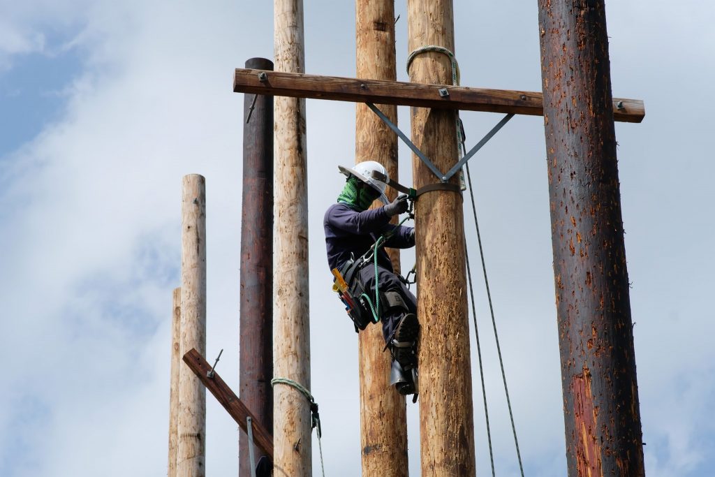LUMA College gradúa a 14 estudiantes como celadores 1 y 2 de líneas ...
