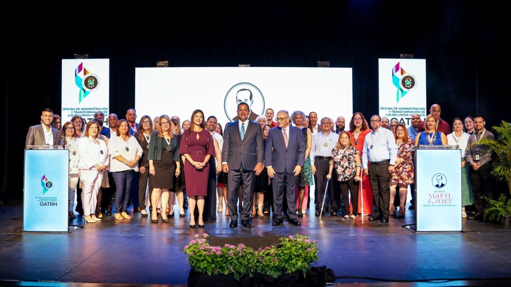 Gobernador y OATRH reconocen a servidores públicos con premio Manuel A ...