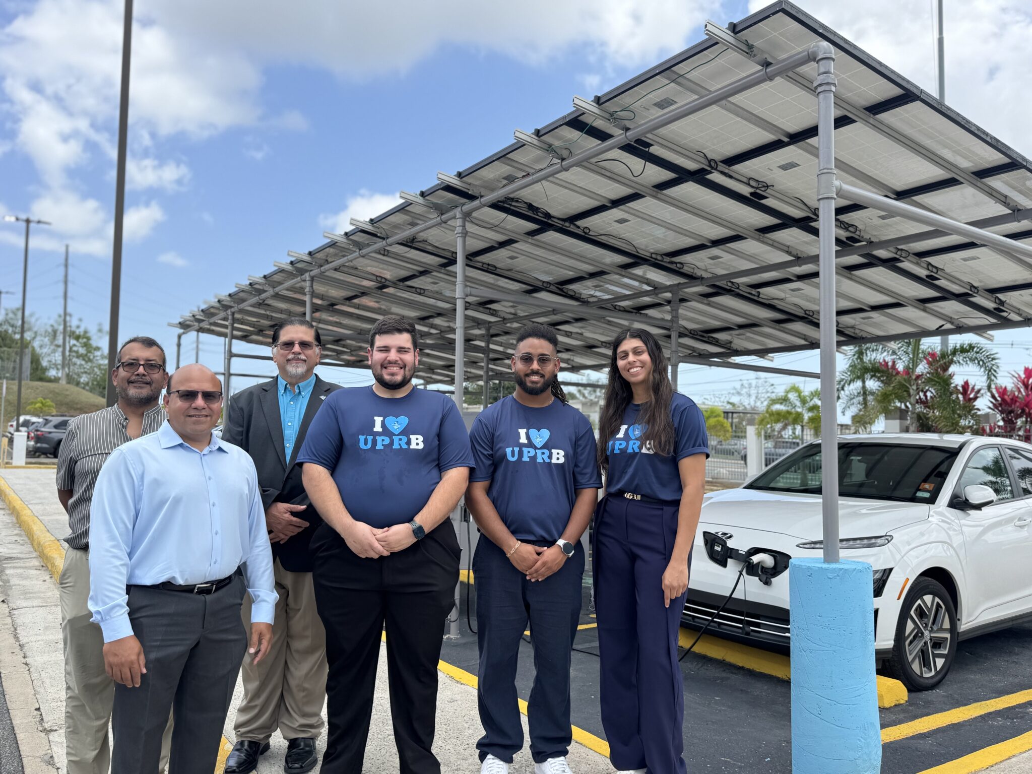 UPRB inaugura estación de carga solar creada por estudiantes - WIPR