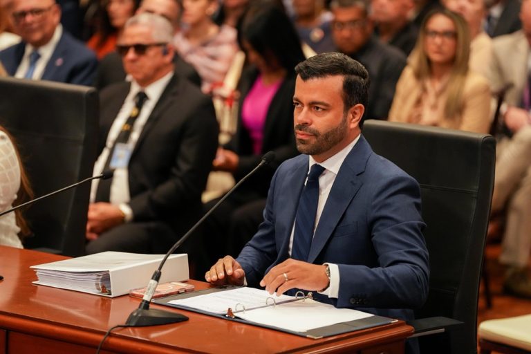 Senado confirma al licenciado Luis Augusto Martínez Román como ...